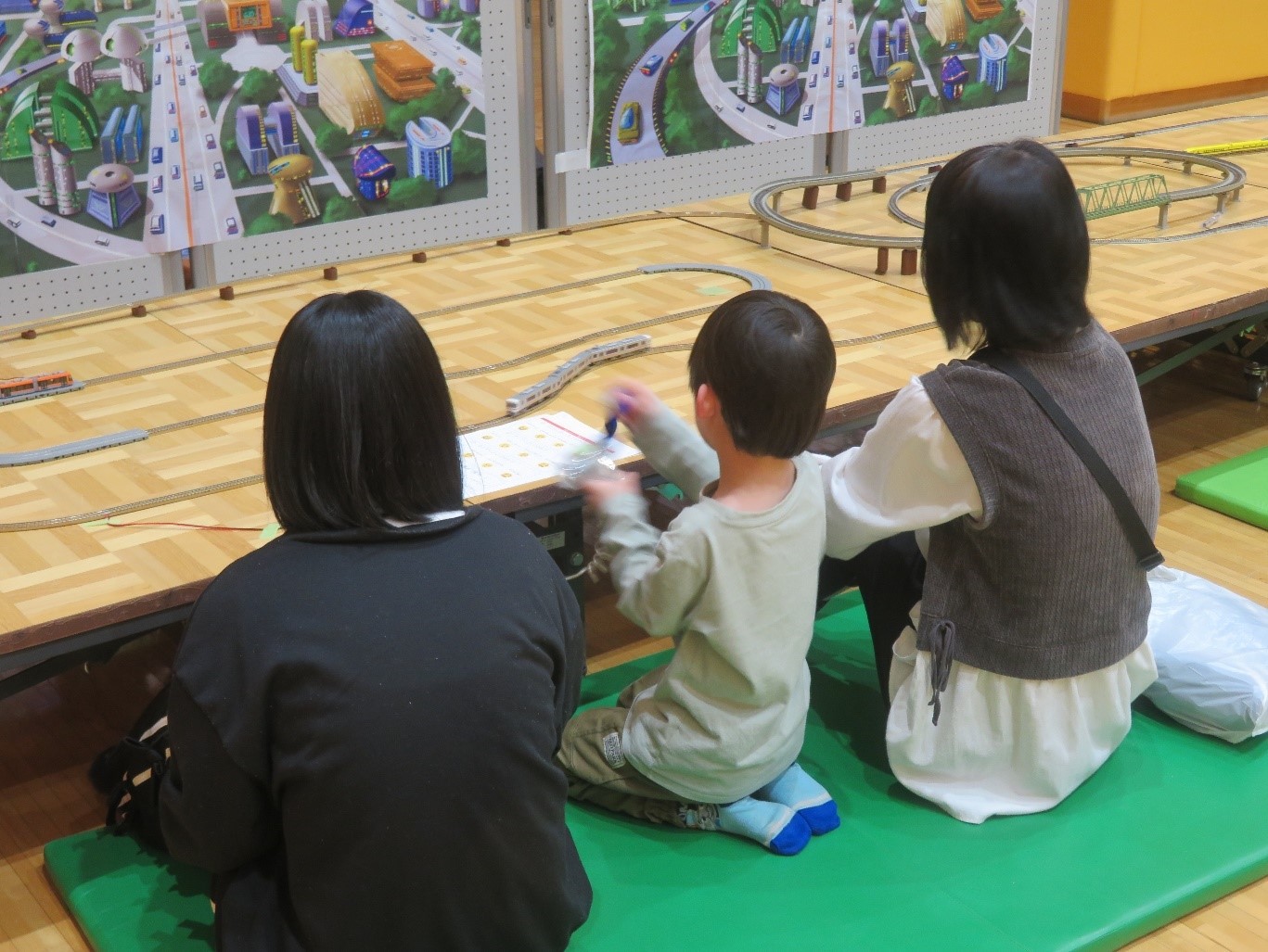 【伊藤ゼミ】手回し発電で動かす鉄道模型を「グーかす横丁」に出展 - 共栄大学
